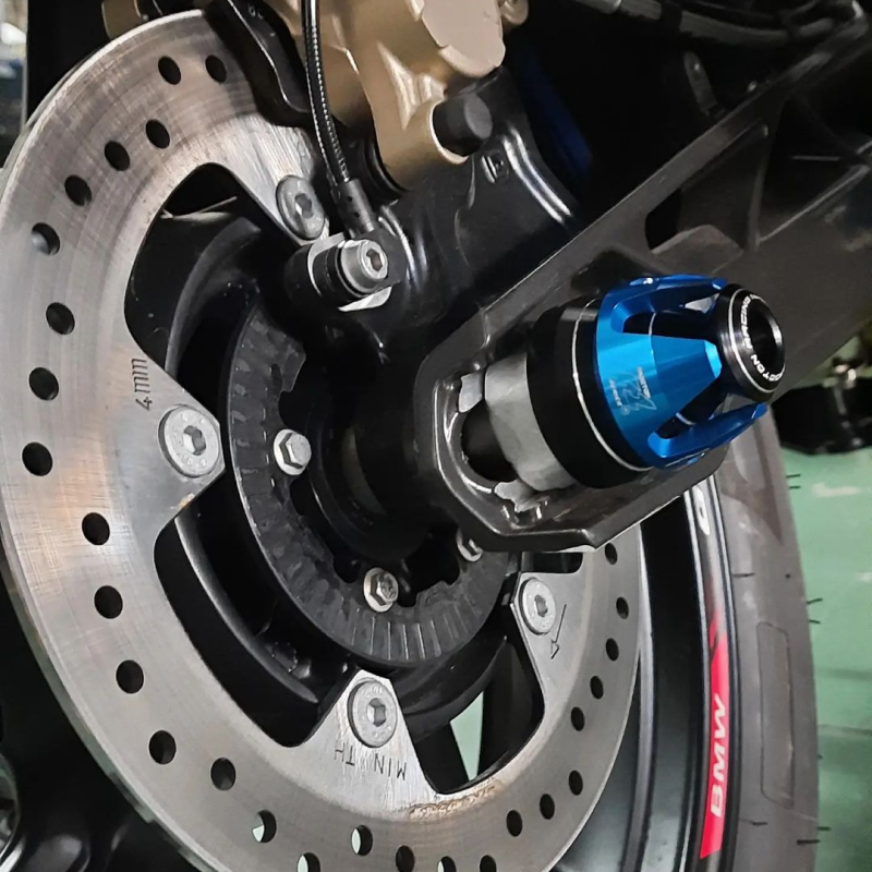 Procton F1 Rear Axle Slider for Triumph Trident 660 / Daytona 660 ...